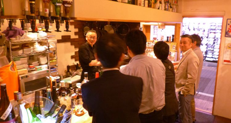Bar Hop in Ueno’s Ameyoko Recommended by Locals | tsunagu Japan